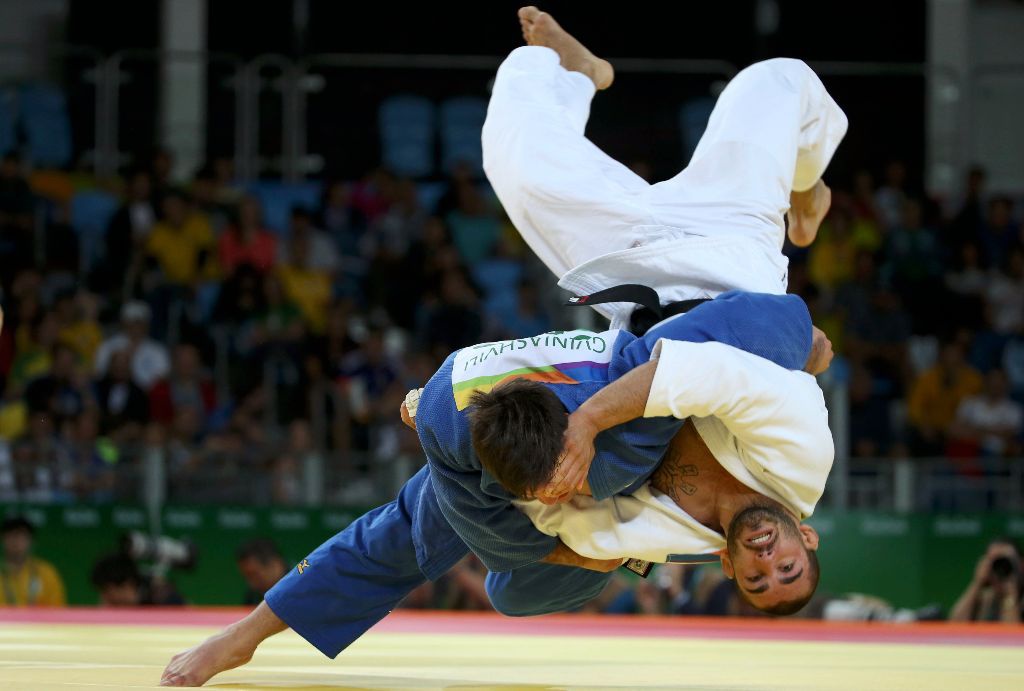 judoka falling - FACEinHOLE